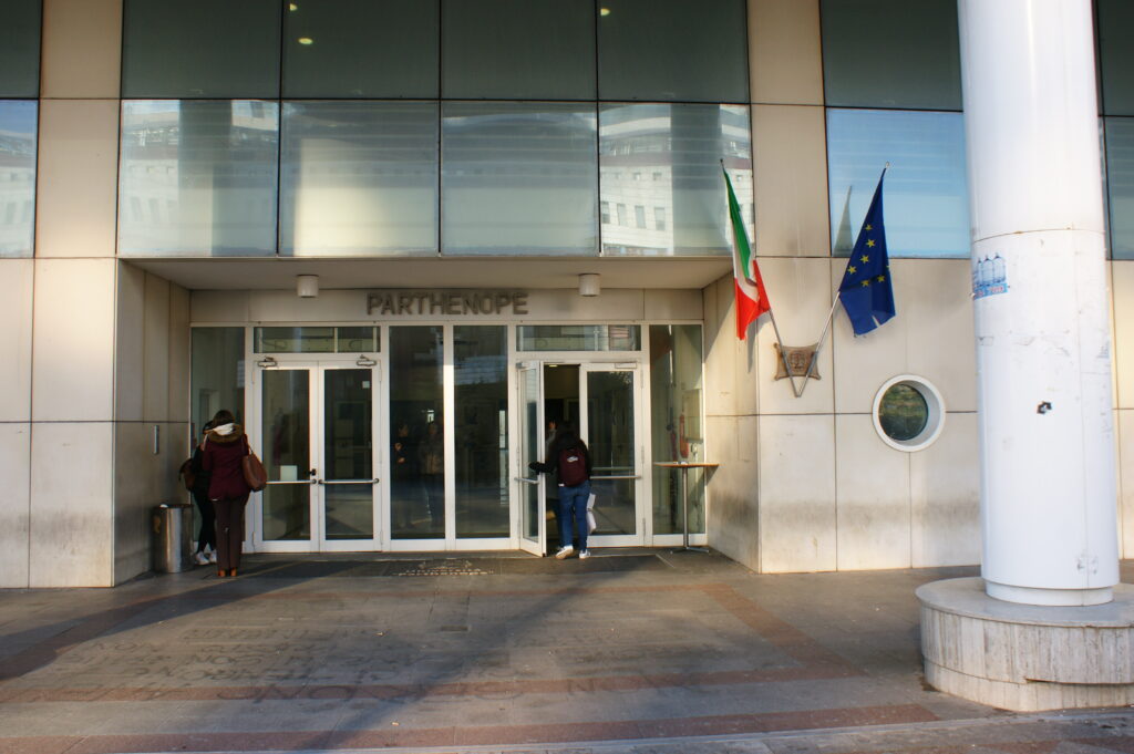 Distributori di acqua e borracce con il logo del Centenario: l ...